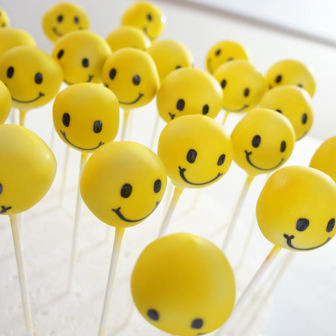 Smiley face cake pops – Tuck Box Cakes